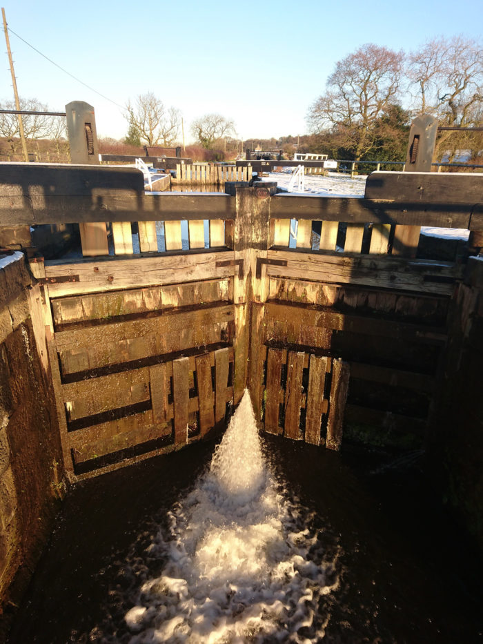 WALKING | A Snowy Winter Canal Walk in Wheelton, Lancashire